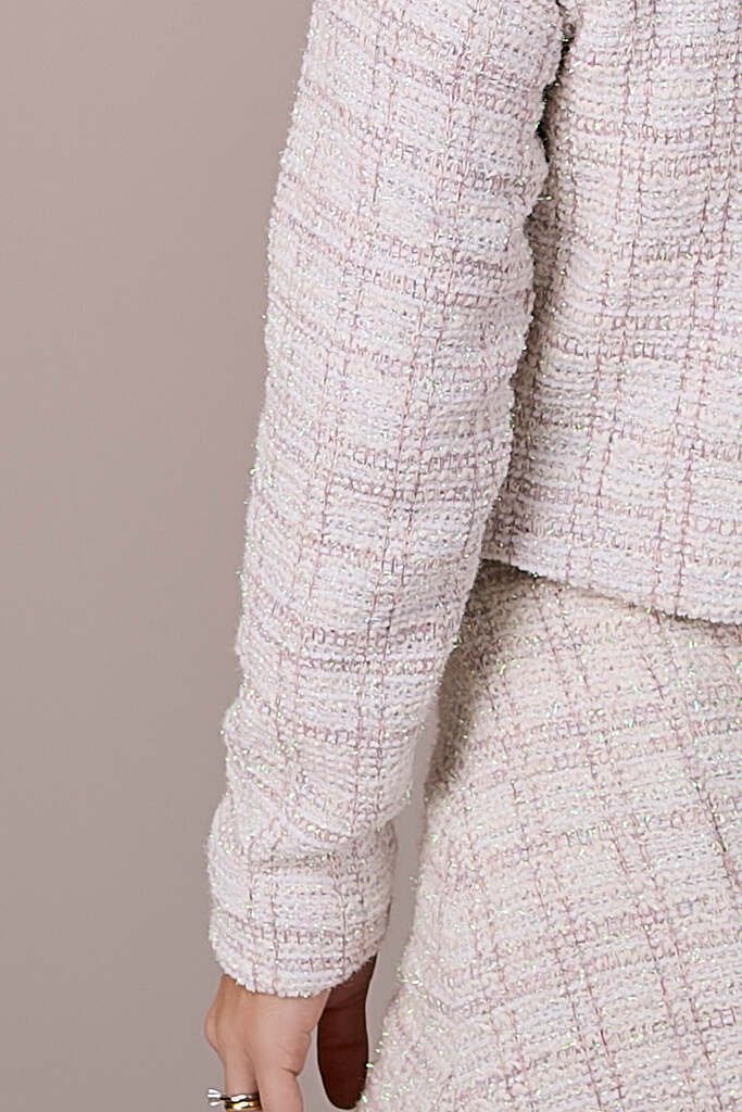 Casaco Rosa Curto no Tweed com Botão Flor Valentina Tata Martello